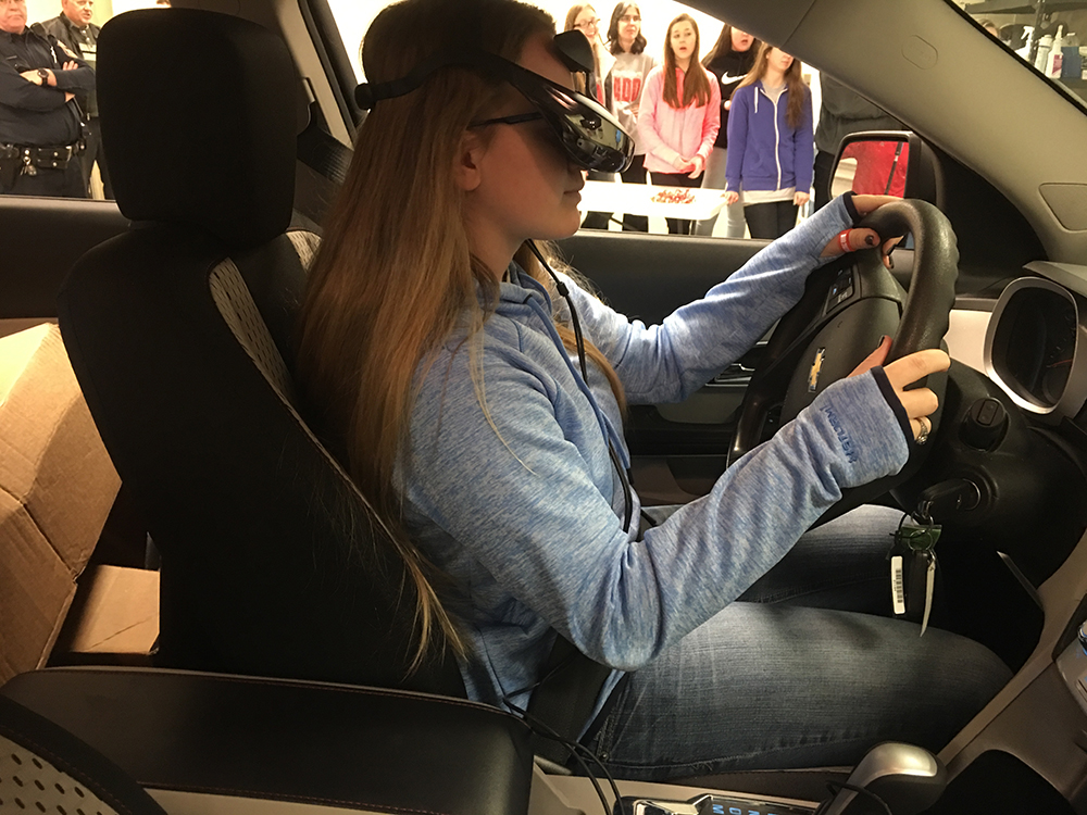 Simulator demonstrates dangers of distracted driving ...