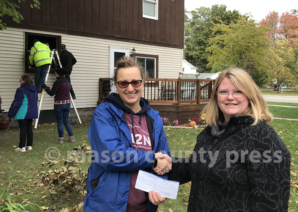 Realtors donate to Neighbor to Neighbor program. | MasonCountyPress.com