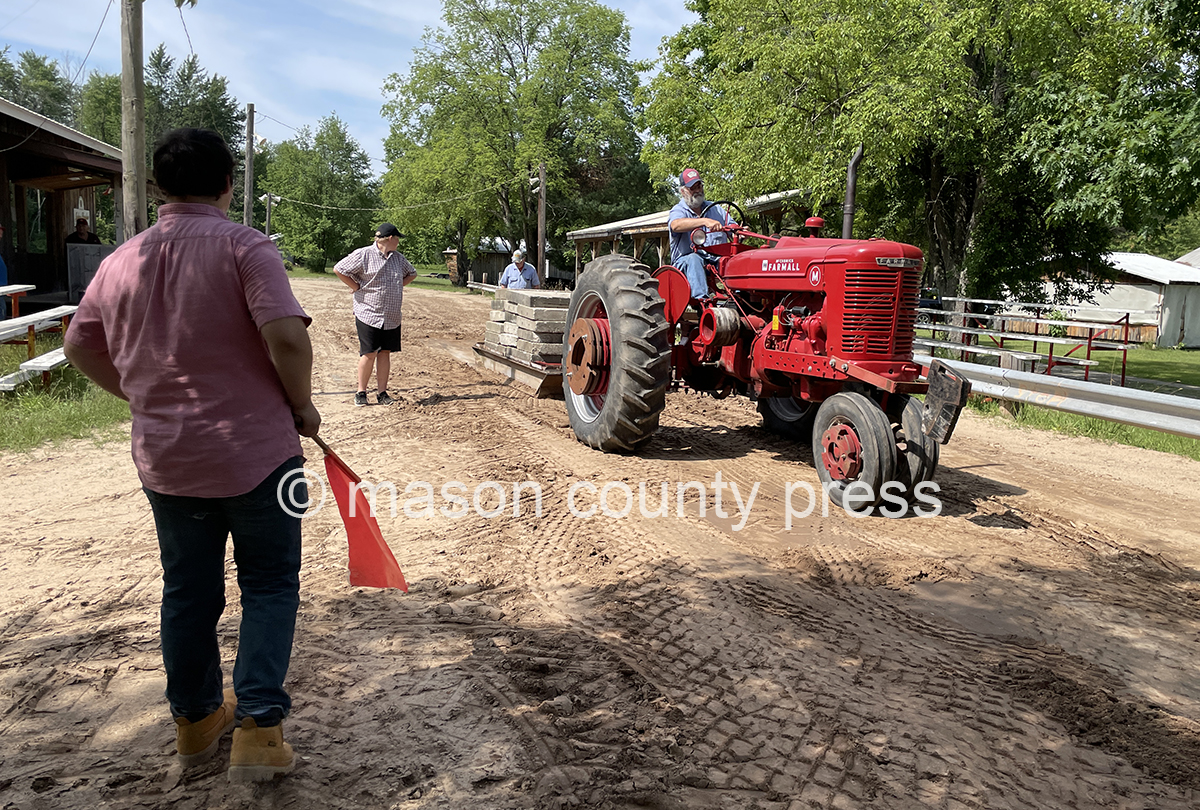 VIDEO: Around the County: Antique tractor pulling is a family activity ...