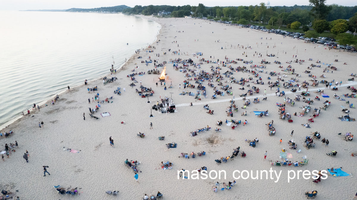 Big crowd for first Stearns Park beach bonfire | MasonCountyPress.com