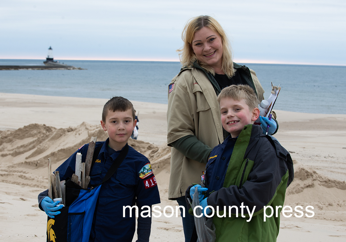 Cub Scouts help clean Stearns Park beach | MasonCountyPress.com